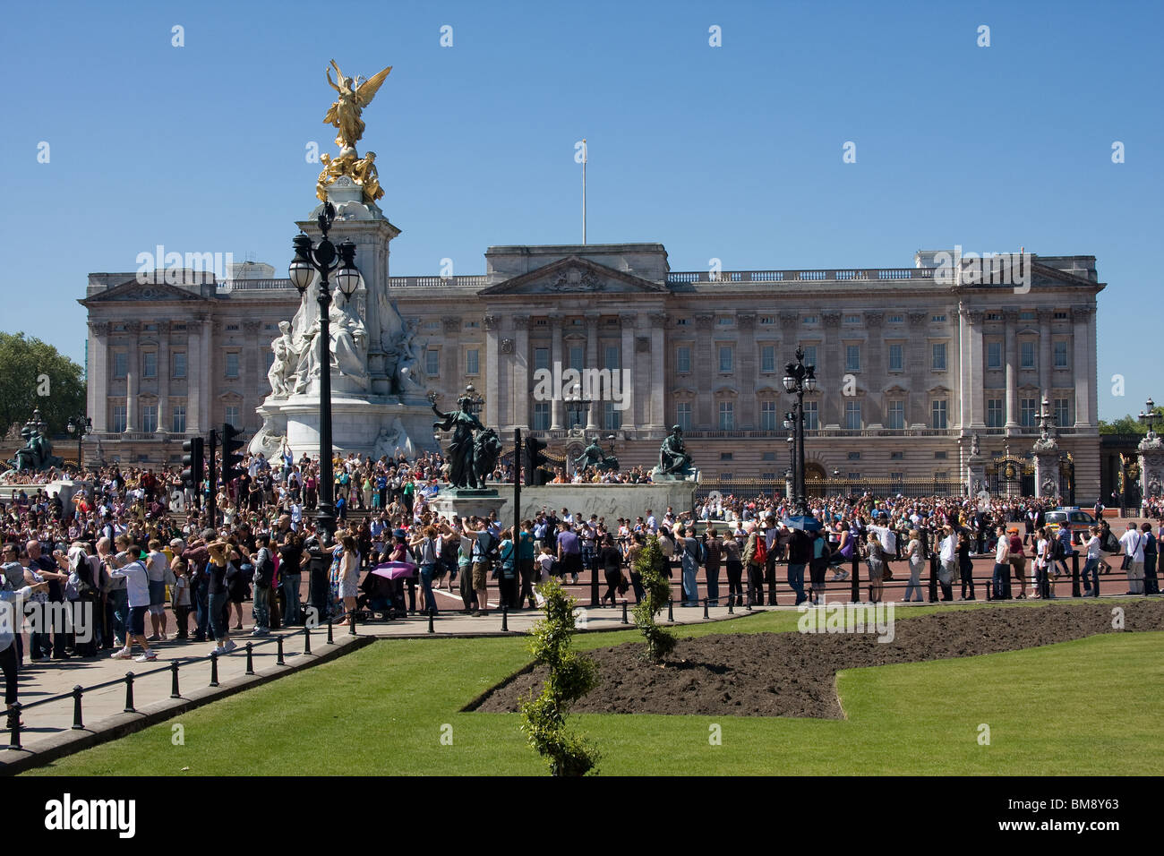 Buckingham palace crowd hi-res stock photography and images - Alamy