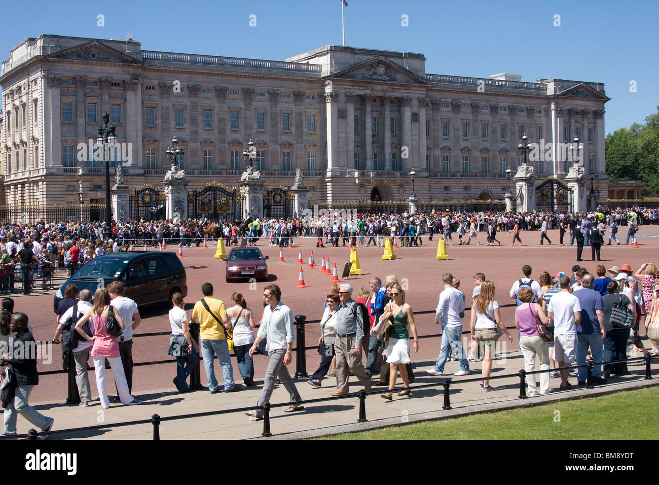 buckingham palace crowd waiting behind barriers Stock Photo - Alamy