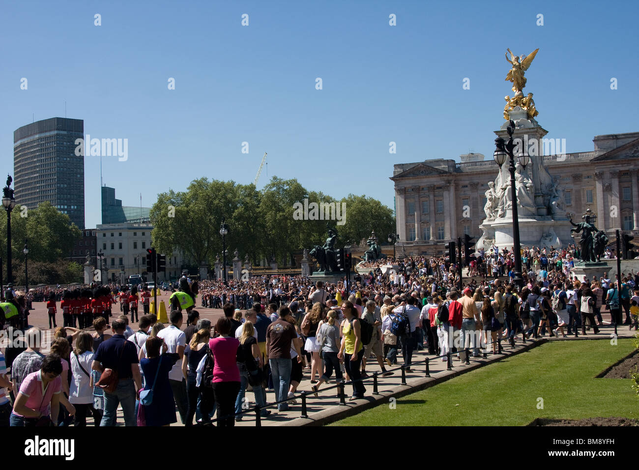 queen victoria monument gold statue blue sky crowd Stock Photo - Alamy