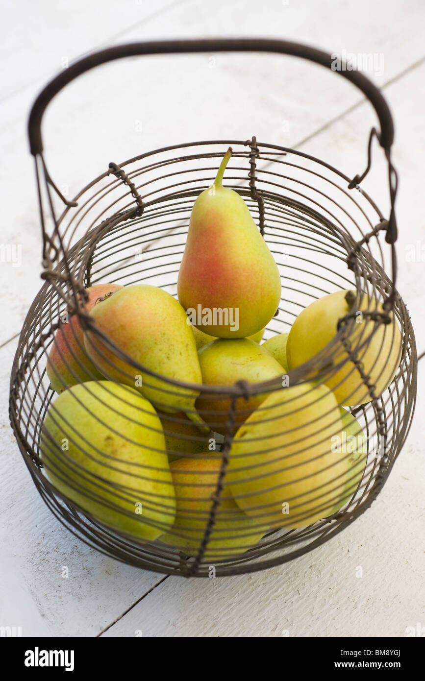 Pears in wire basket Stock Photo - Alamy