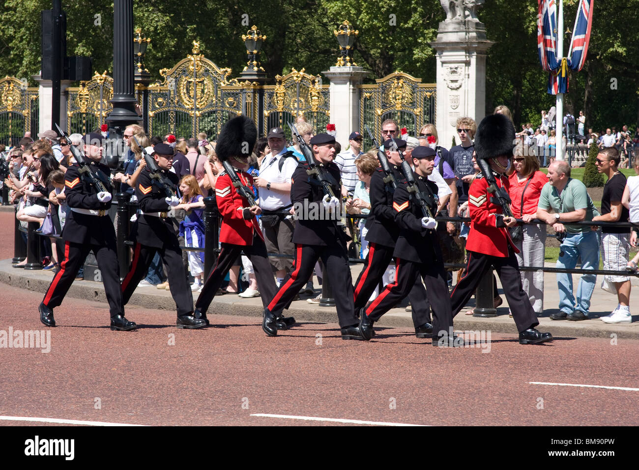 changing of the guard military soldiers parade Stock Photo - Alamy