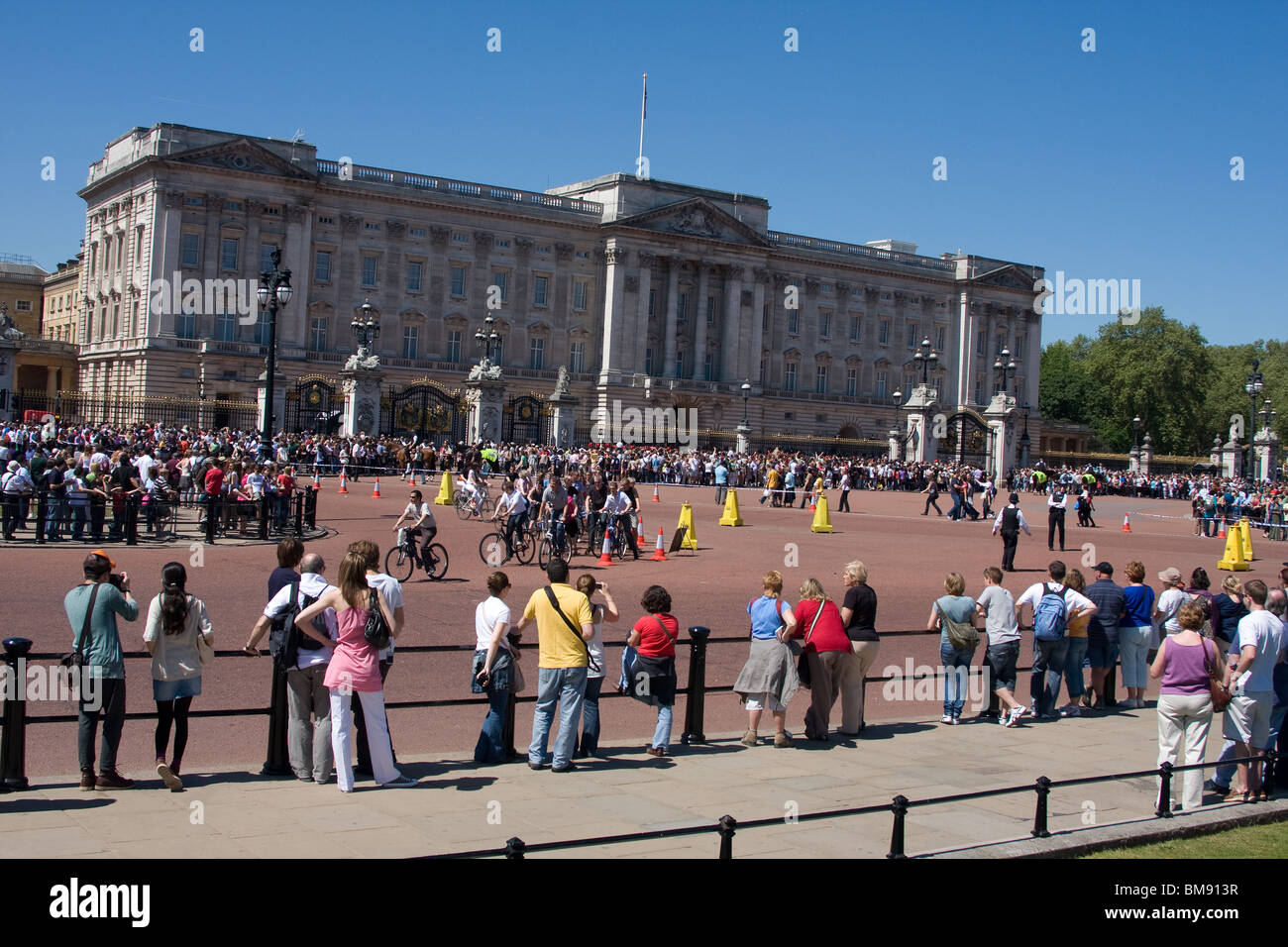 Buckingham palace crowd hi-res stock photography and images - Alamy