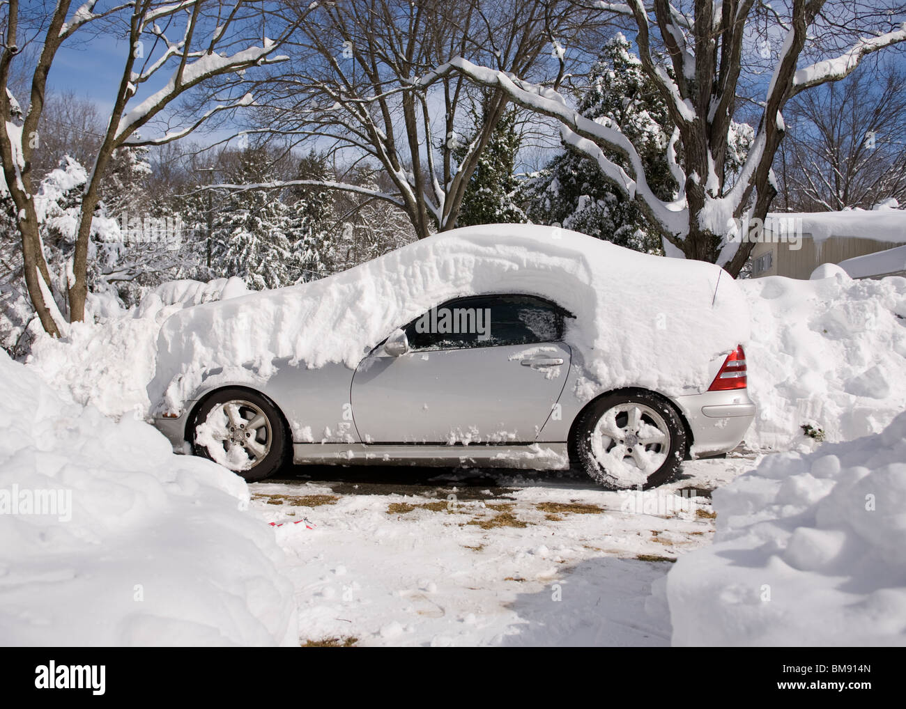 Car stuck in snow hi-res stock photography and images - Alamy