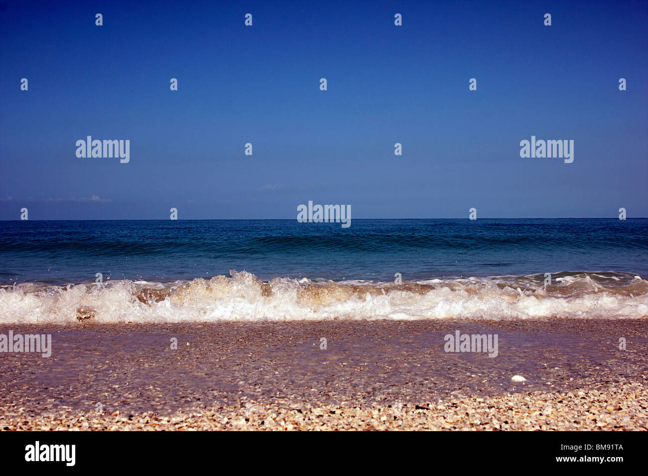 White waves rolling onto beach hi-res stock photography and images - Alamy