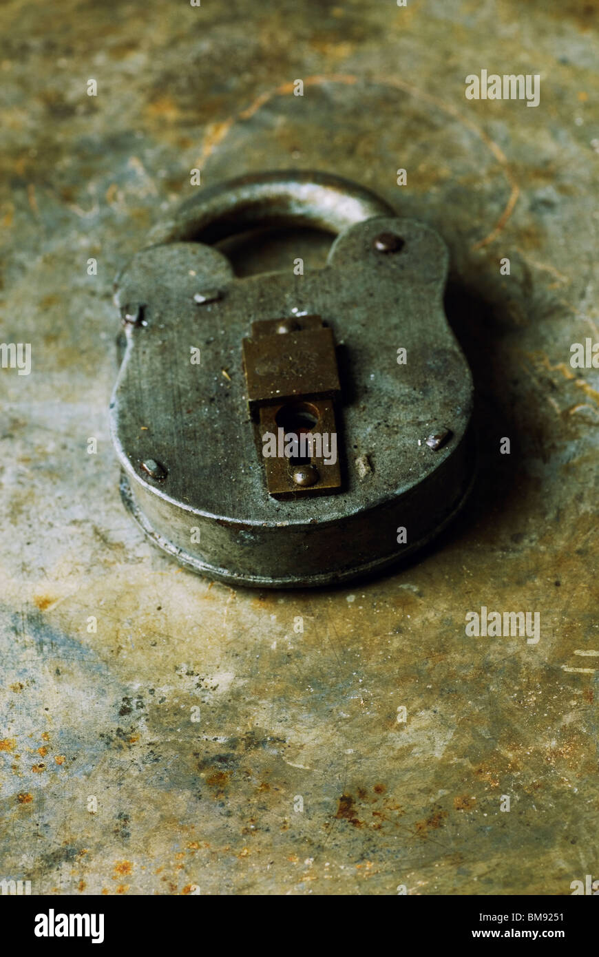 Old fashioned rusty padlock over a grungy background Stock Photo - Alamy