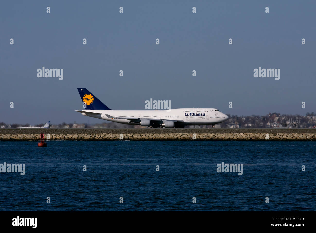 Boeing 747 take of side view hi-res stock photography and images - Alamy