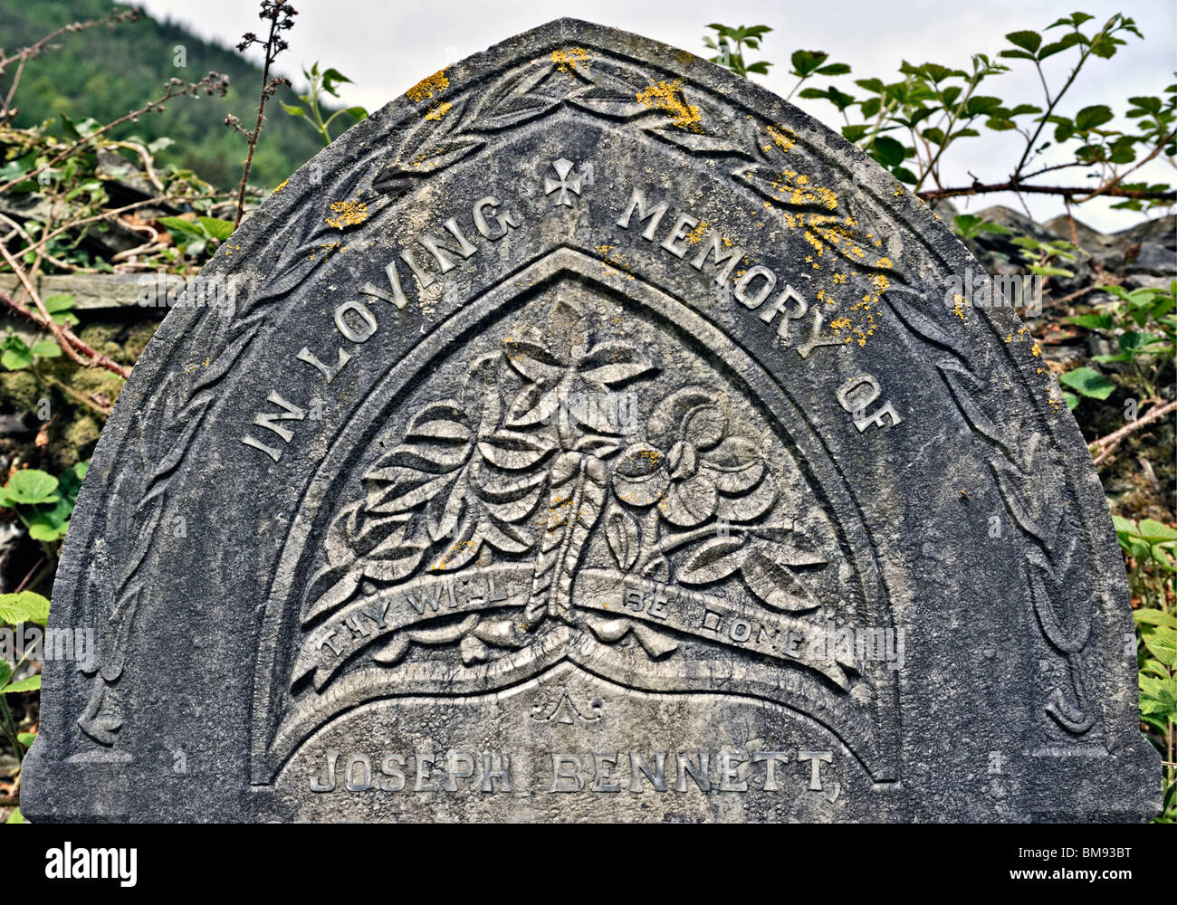 Flowers on gravestone hi-res stock photography and images - Alamy