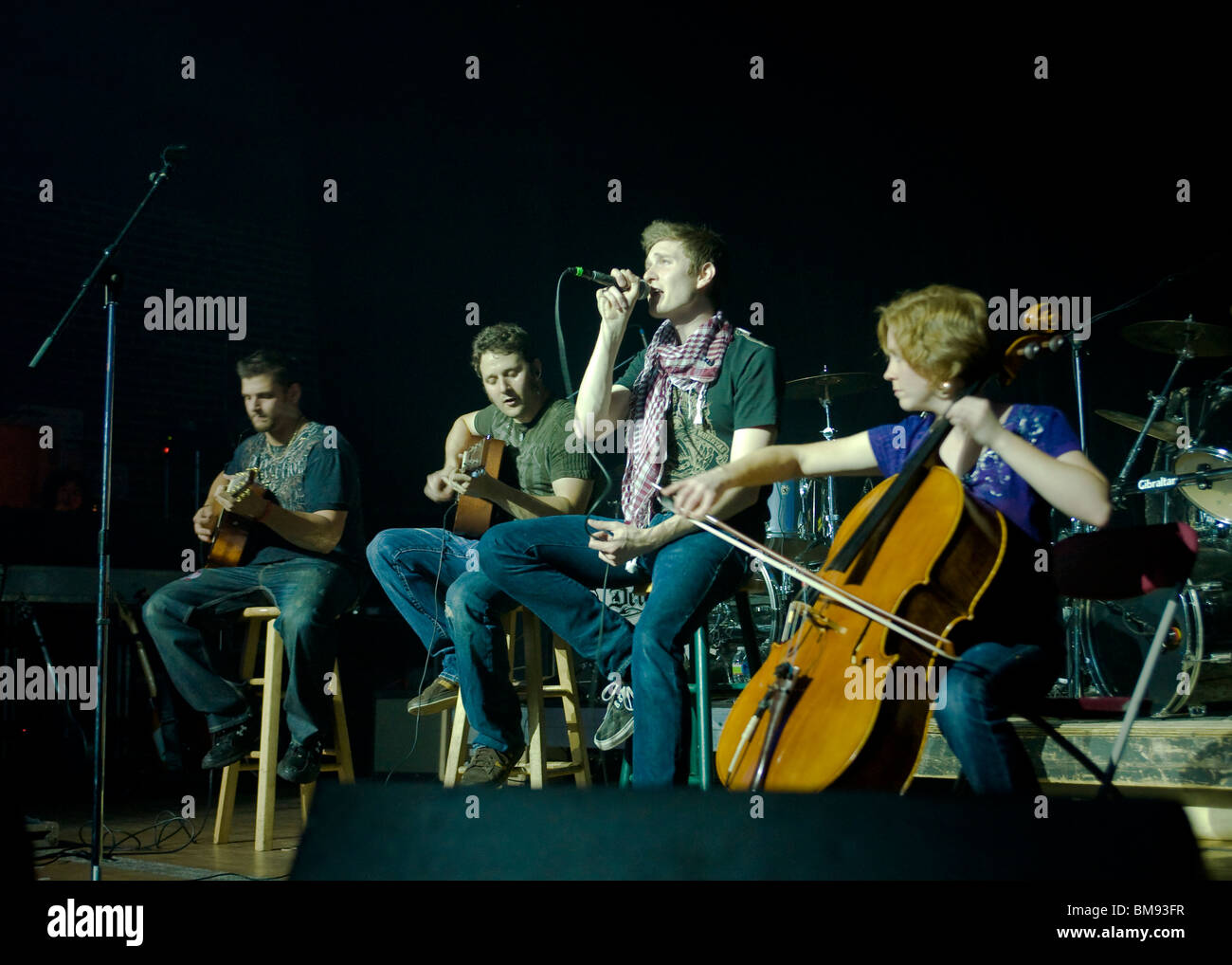 Rock band playing on stage unplugged Stock Photo - Alamy