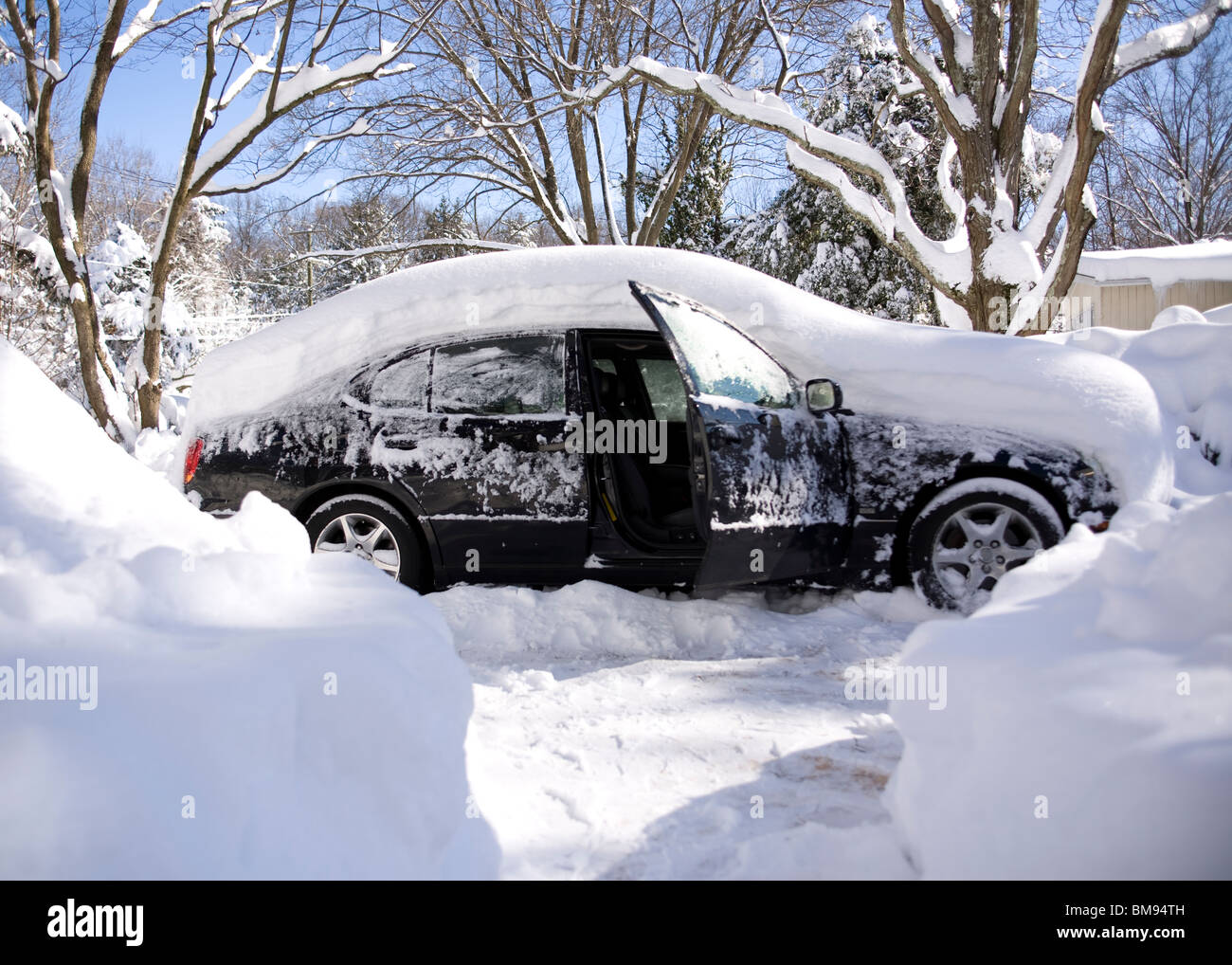 Car stuck in snow hi-res stock photography and images - Alamy