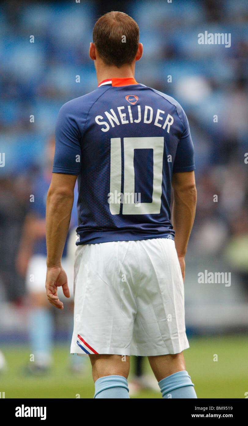BERN, SWITZERLAND - JUNE 13: Wesley Sneijder of the Netherlands warms ...