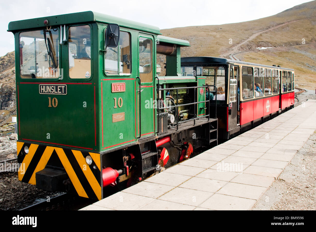 Snowdon Mountain Railway engine and passenger coach at Clogwyn station ...