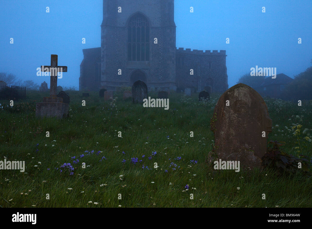 Graveyard spooky night hi-res stock photography and images - Alamy