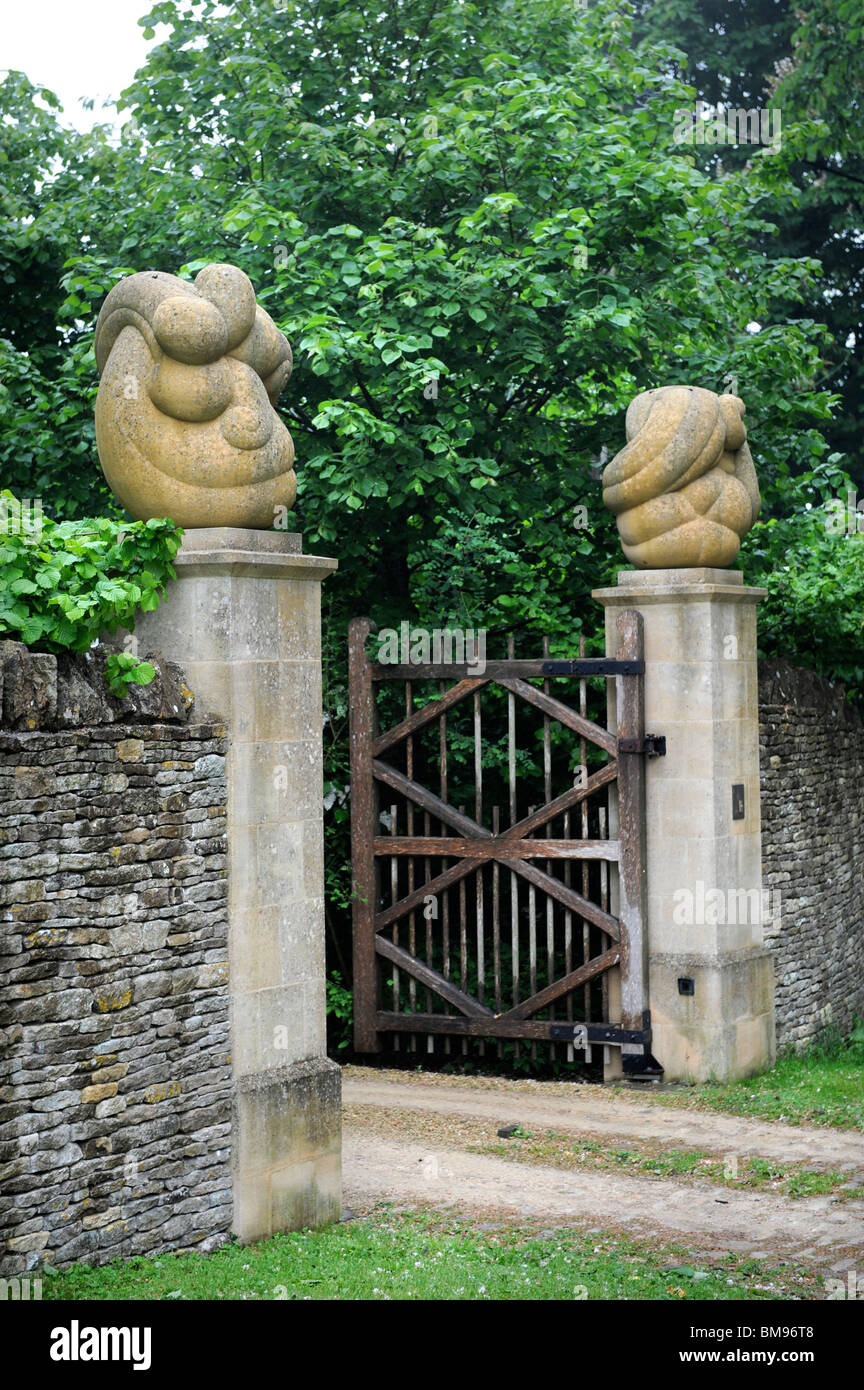 Modern manor house gate hi-res stock photography and images - Alamy