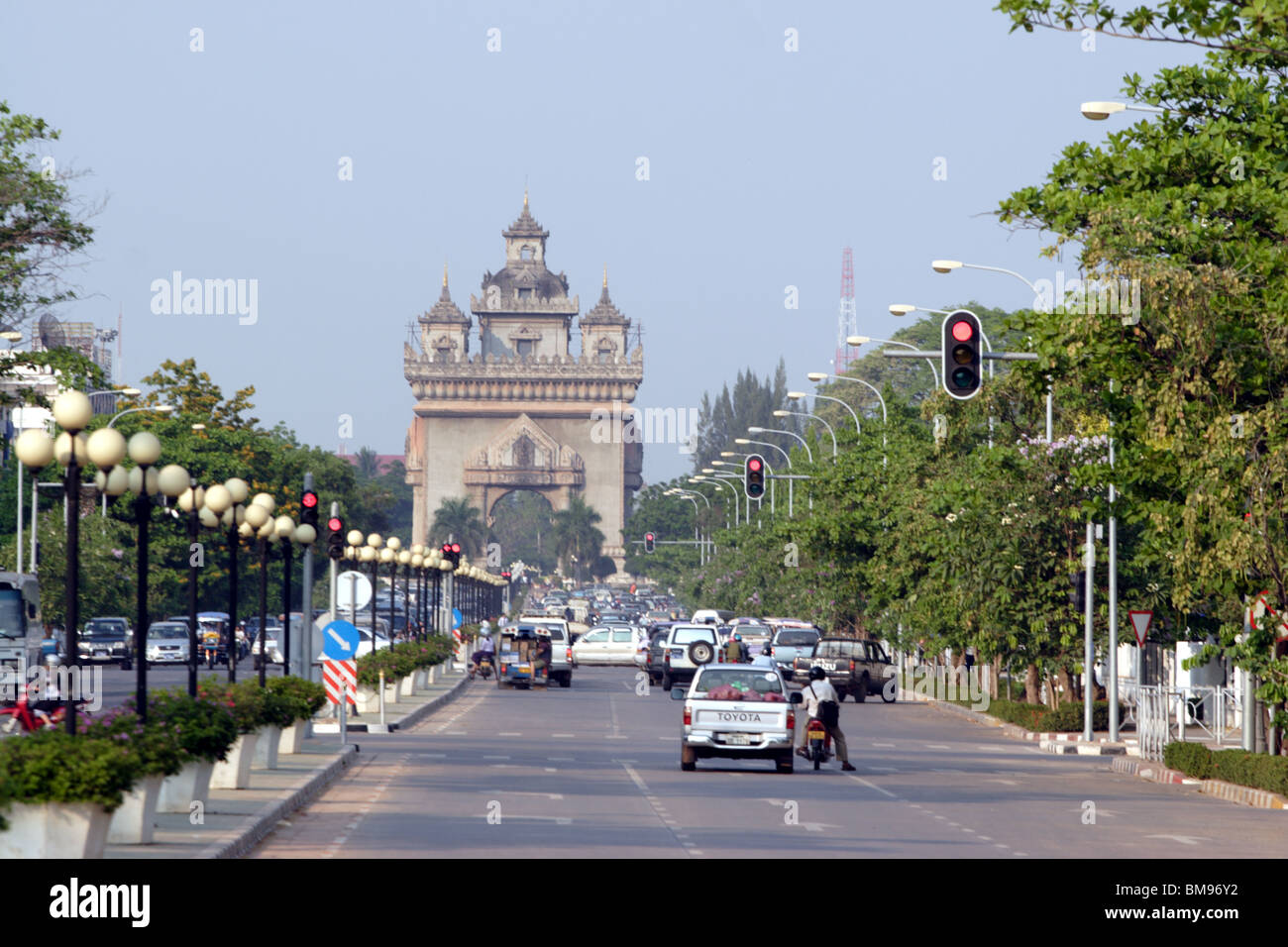 Lane Xang & Patuxai Triumphal Arch, Vientiane, Laos Stock Photo - Alamy