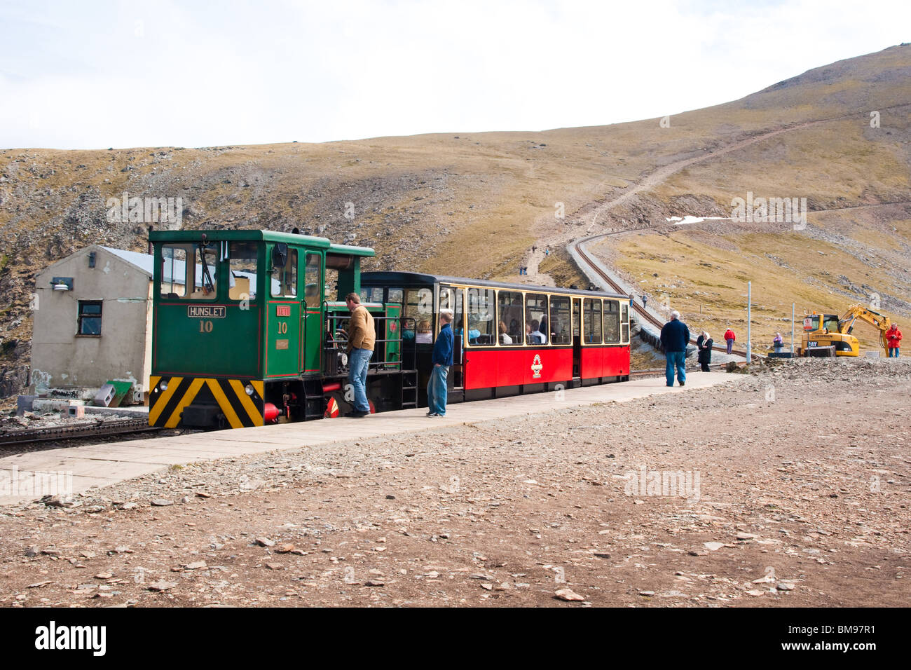 Snowdon Mountain Railway engine and passenger coach at Clogwyn station ...