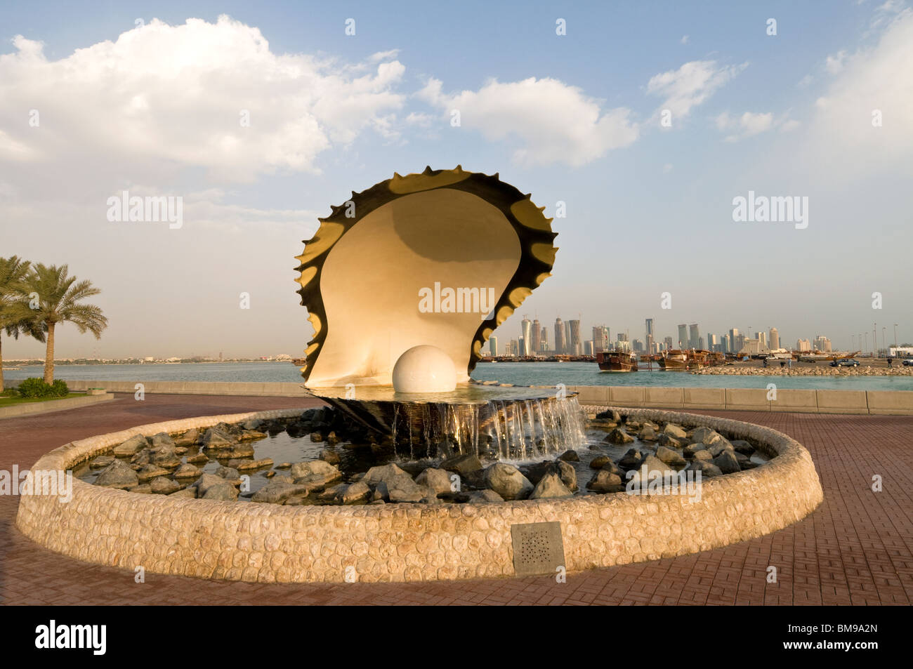 Elk205-1004 Qatar, Doha, Al Corniche, Pearl Monument with city skyline ...