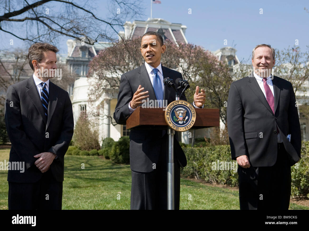 President Barack Obama and economic advisors on the South Lawn of the ...