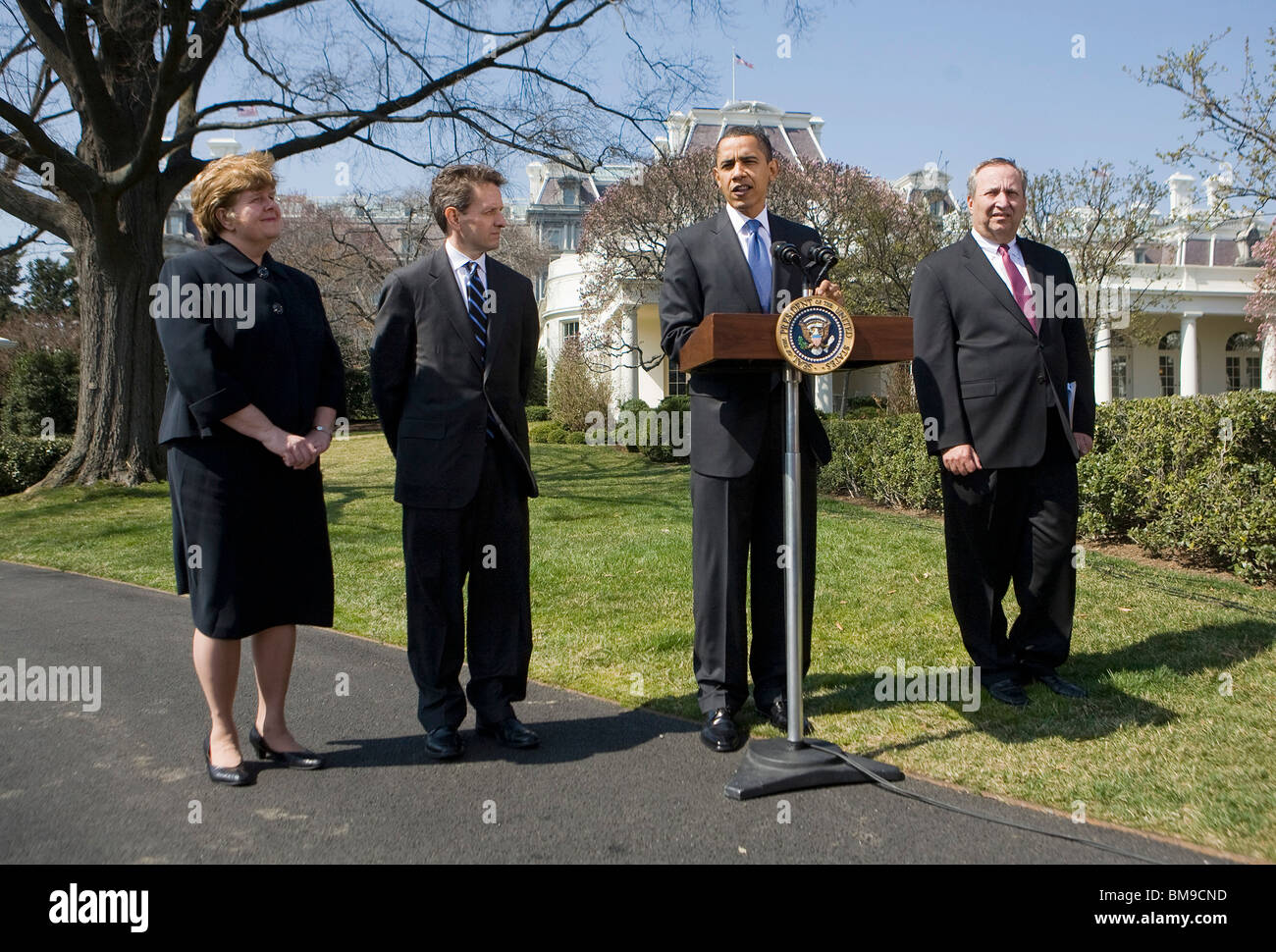President Barack Obama and economic advisors on the South Lawn of the ...