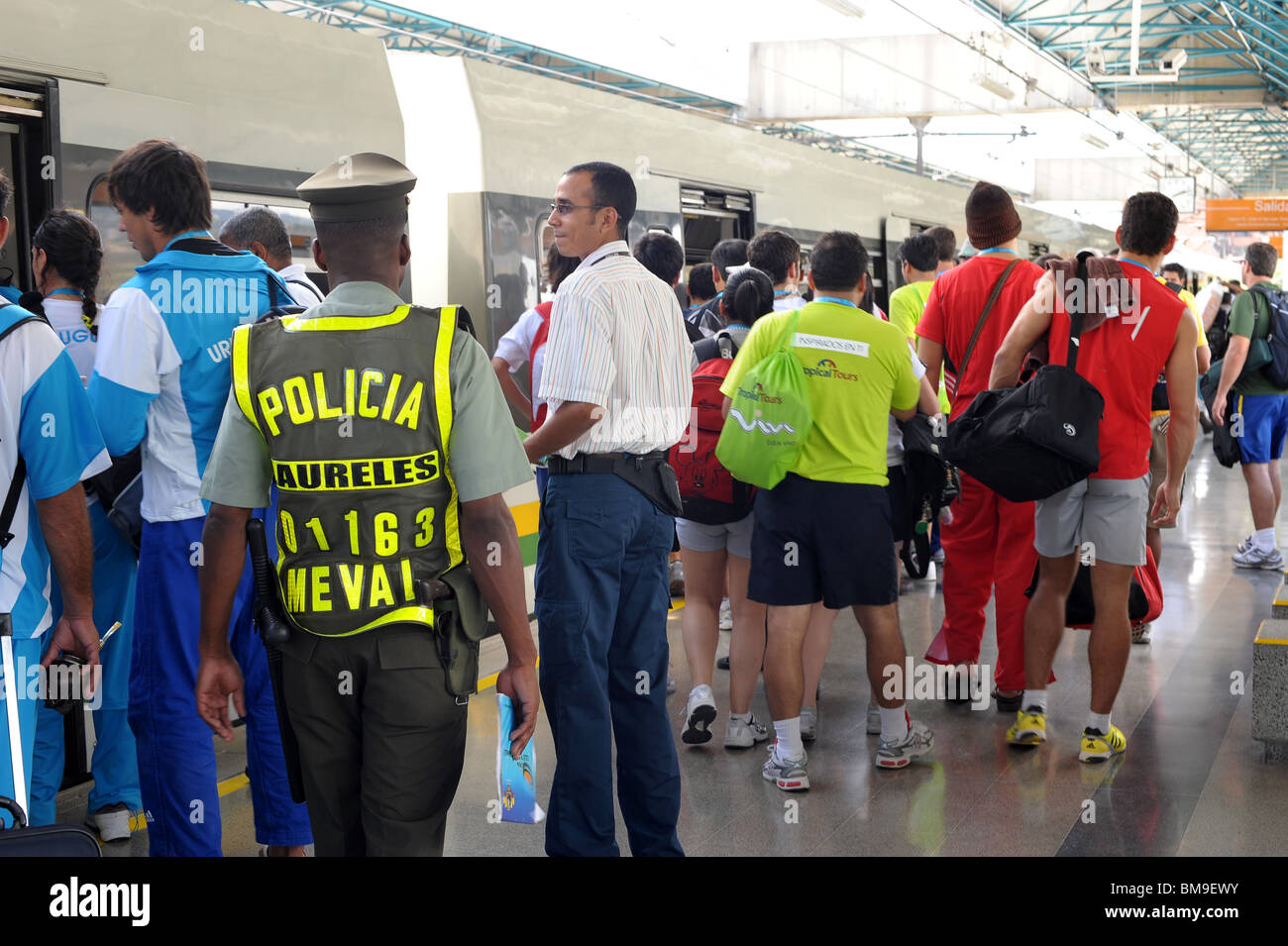 Police with guns hi-res stock photography and images - Alamy