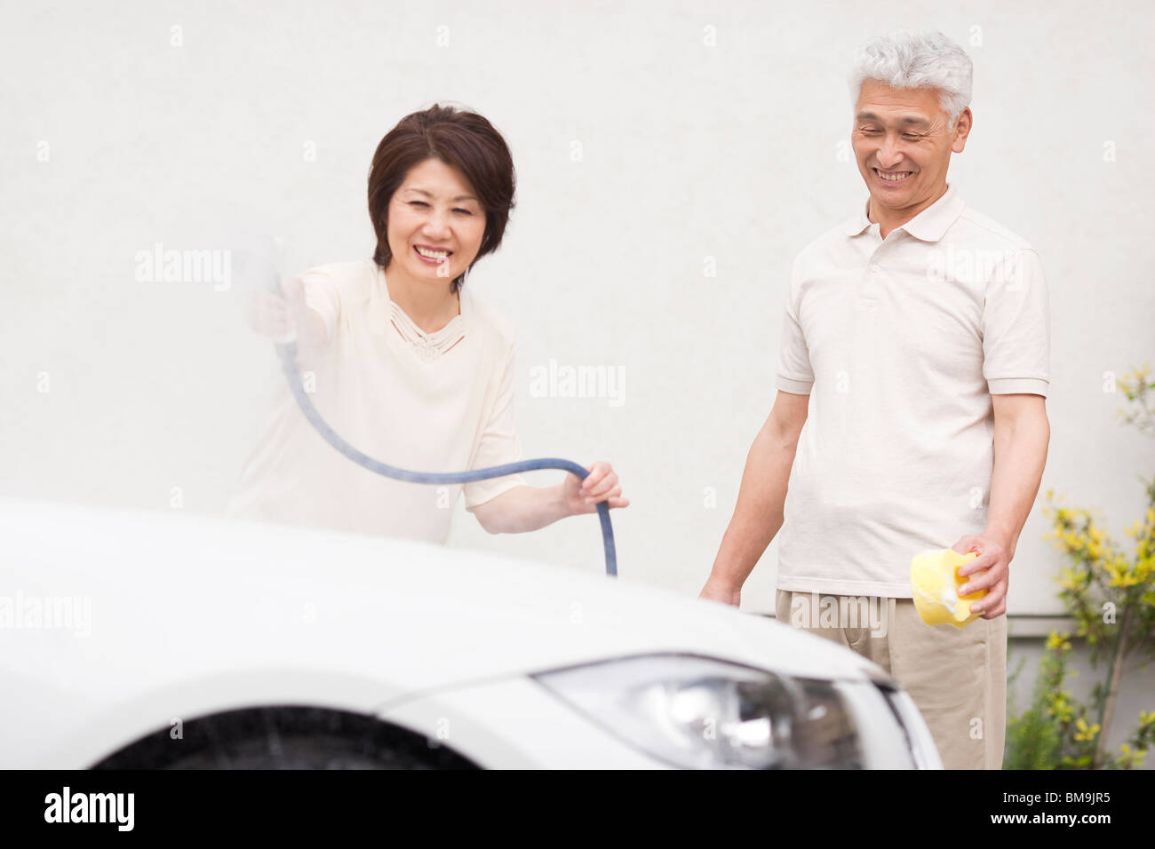 Couple washing car hi-res stock photography and images - Alamy