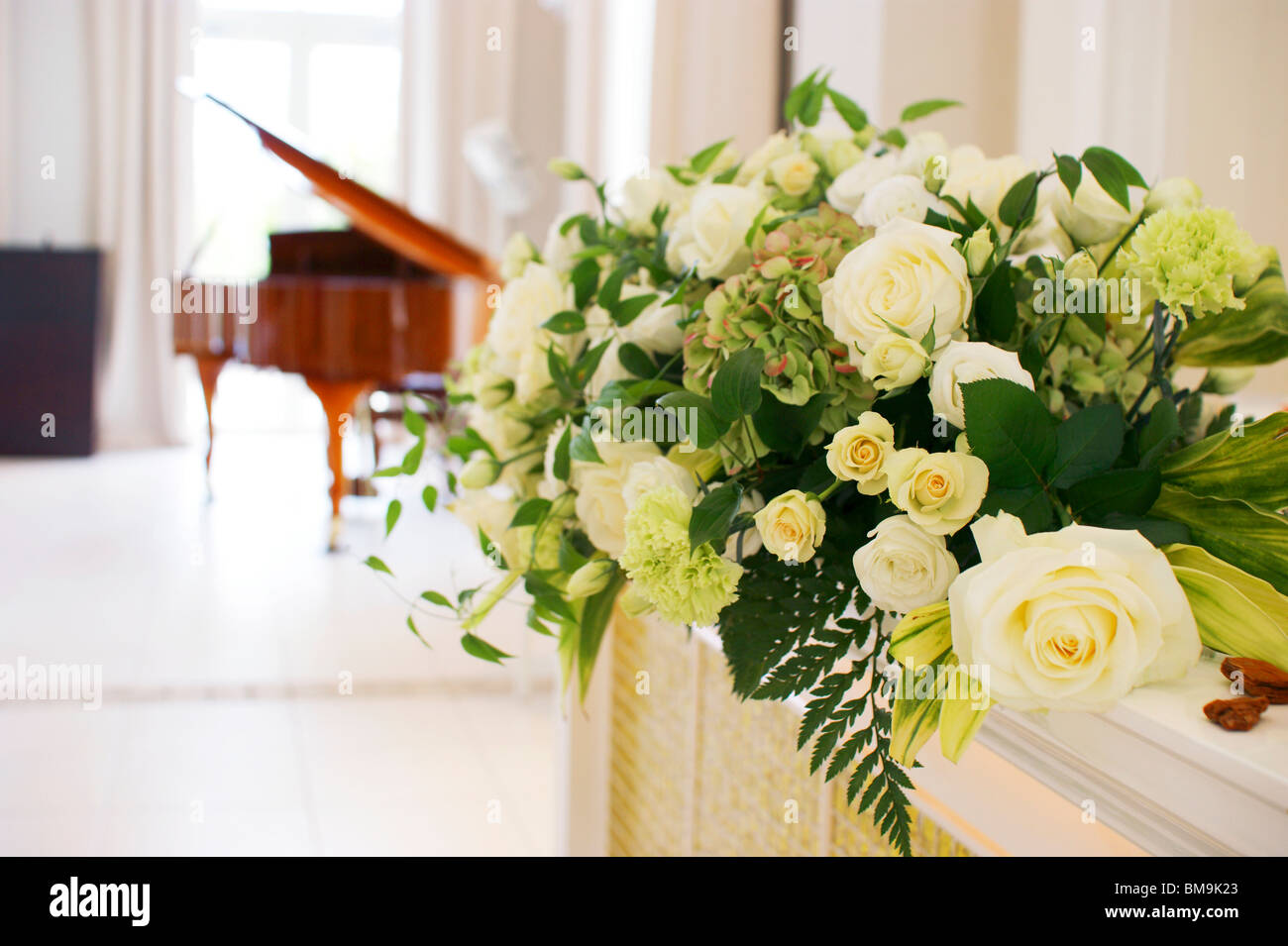 Bunch of white roses, grand piano in background Stock Photo - Alamy