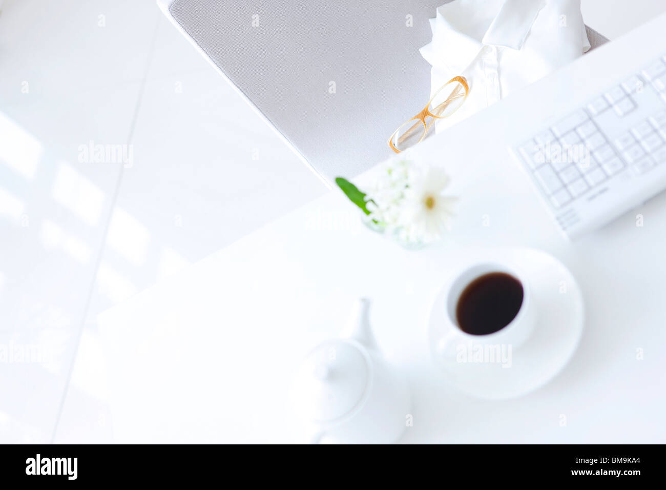 Coffee cup and computer keyboard in office hi-res stock photography and ...