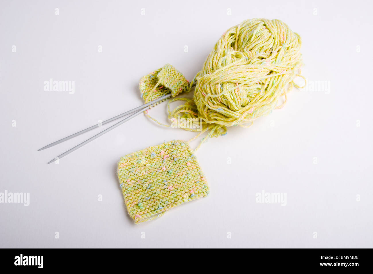 Knitting wool and needles Stock Photo - Alamy