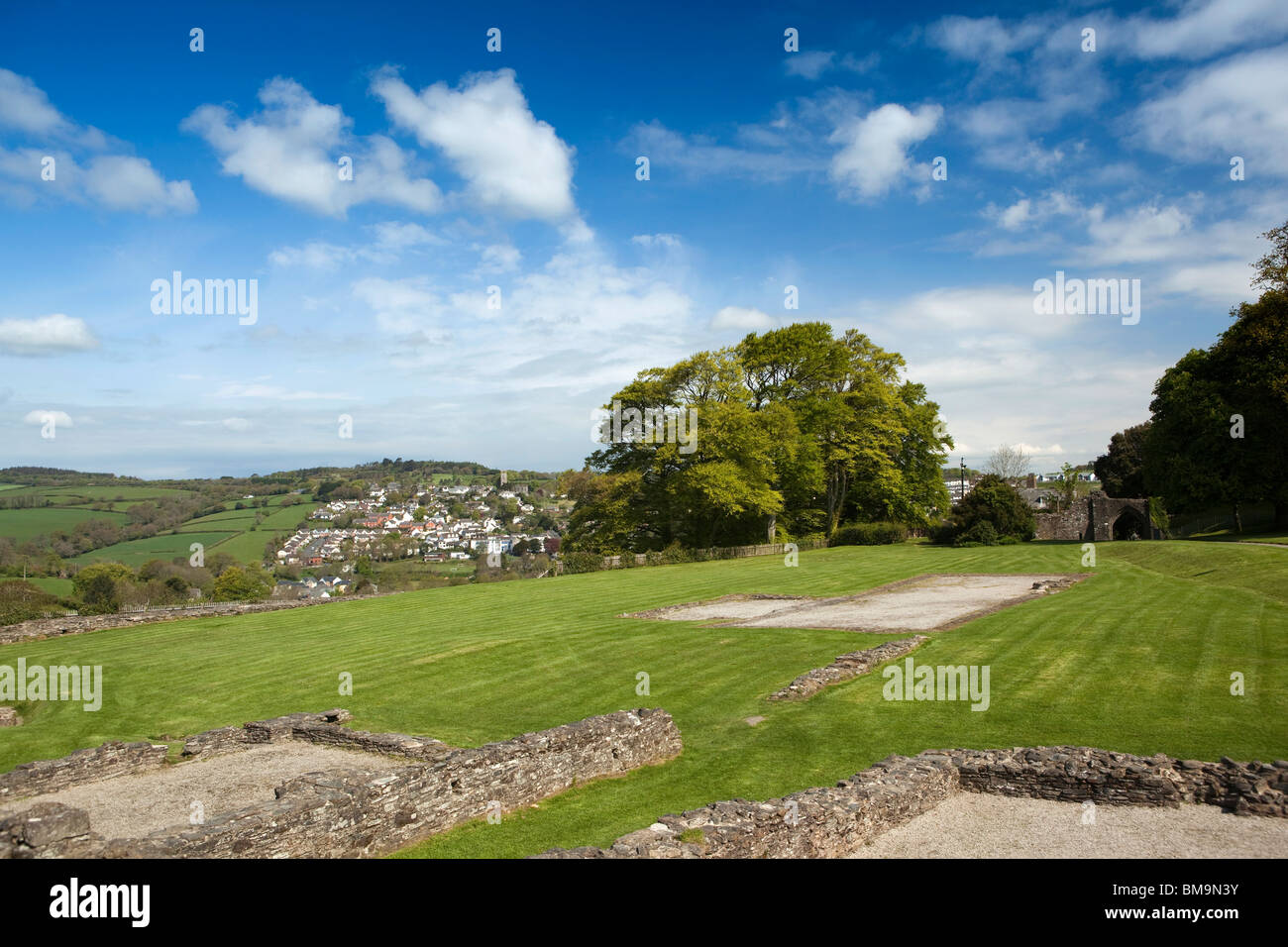UK, Cornwall, Launceston, Castle Green, view across old ruins to St ...