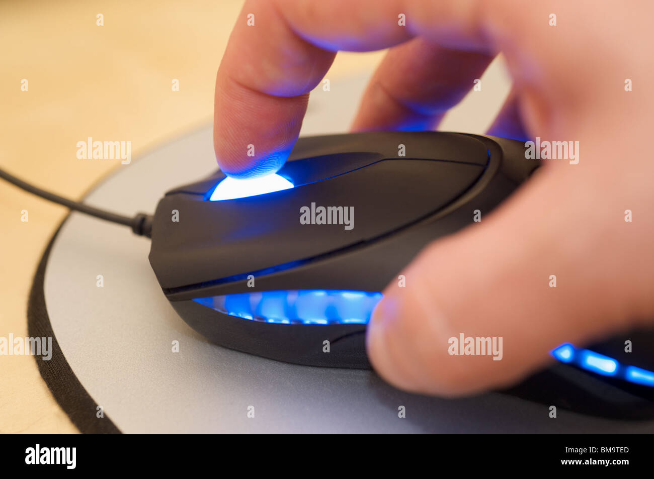 Hand on mouse mat hi-res stock photography and images - Alamy