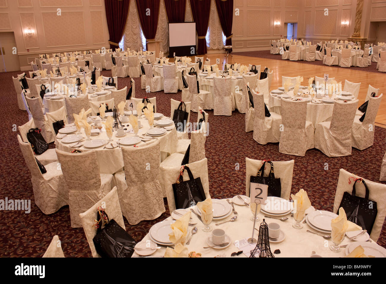 table set empty dinner reception Stock Photo - Alamy
