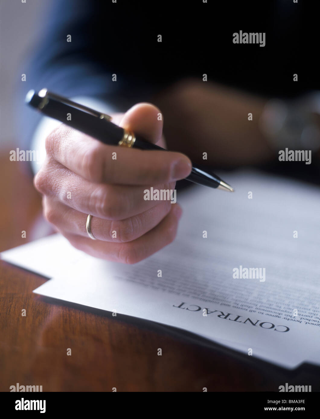 Signing of the contract hi-res stock photography and images - Alamy