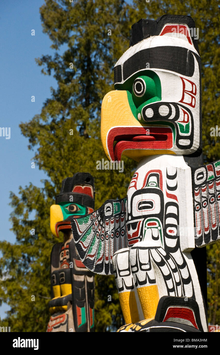 Totem art of the indigenous people of bc hi-res stock photography and ...