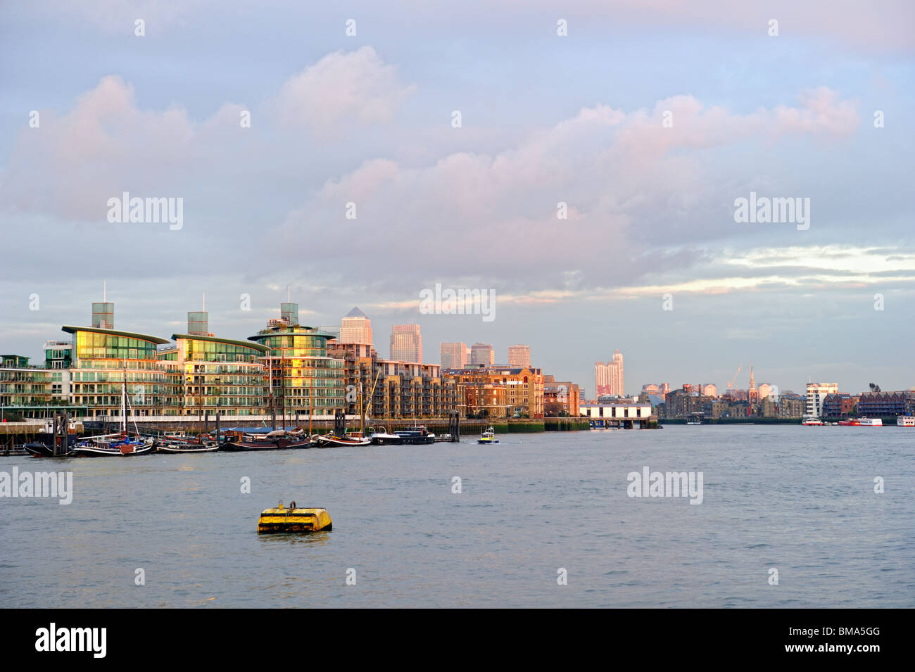 Typical luxury Thames riverside development, Wapping, East End, London ...