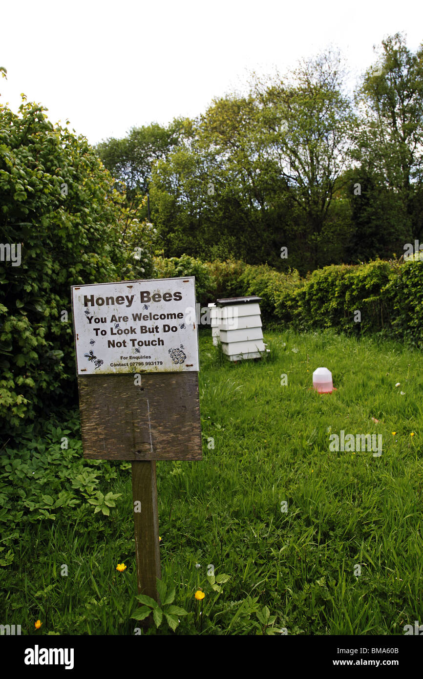 Bee hive warning sign hi-res stock photography and images - Alamy