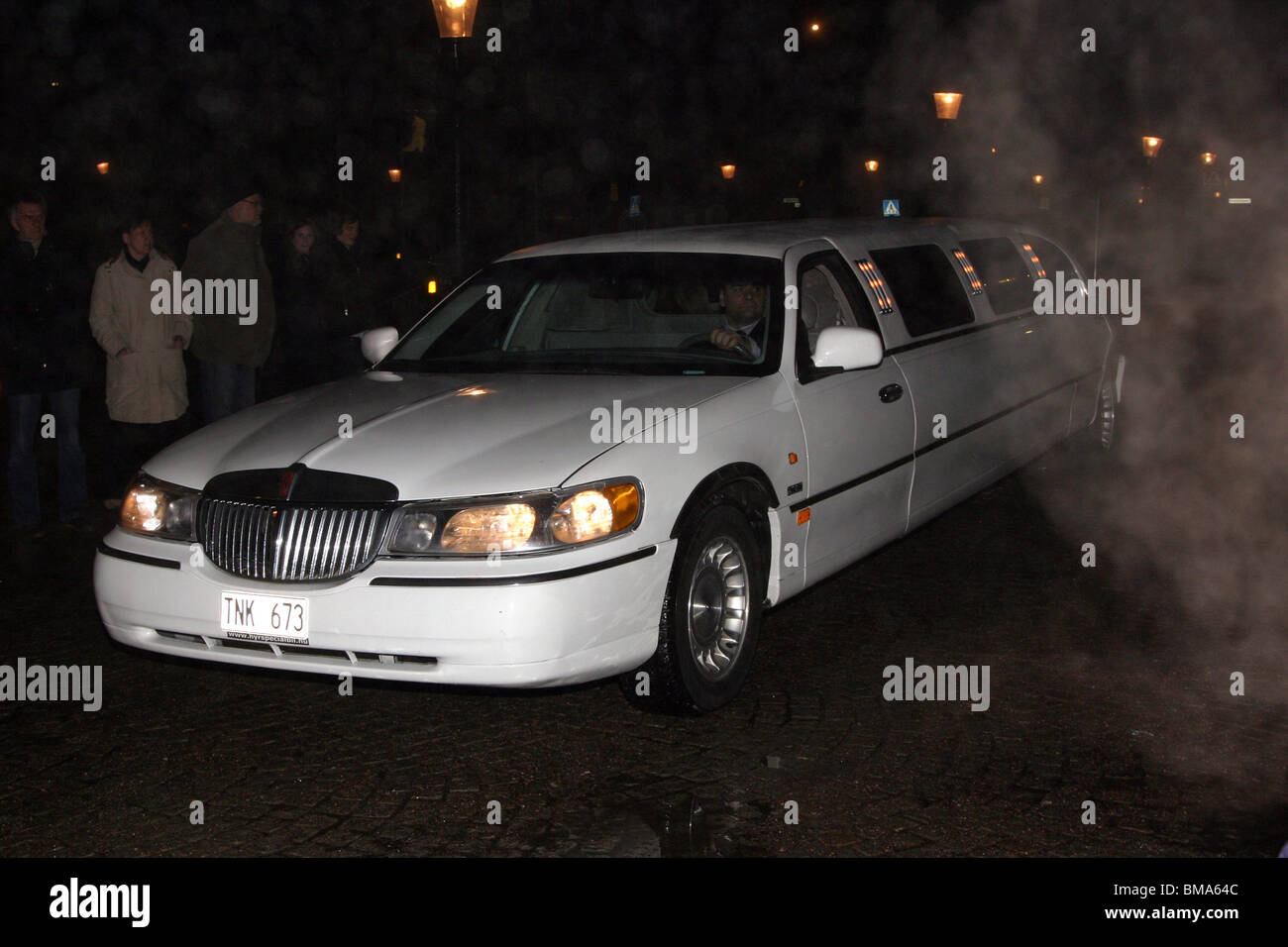 White limousine hi-res stock photography and images - Alamy