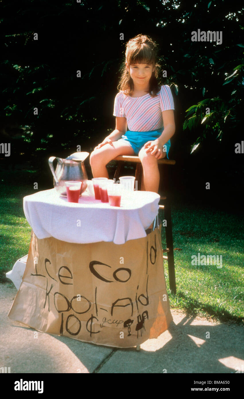 Girl selling cold drinks on a summer day Stock Photo - Alamy