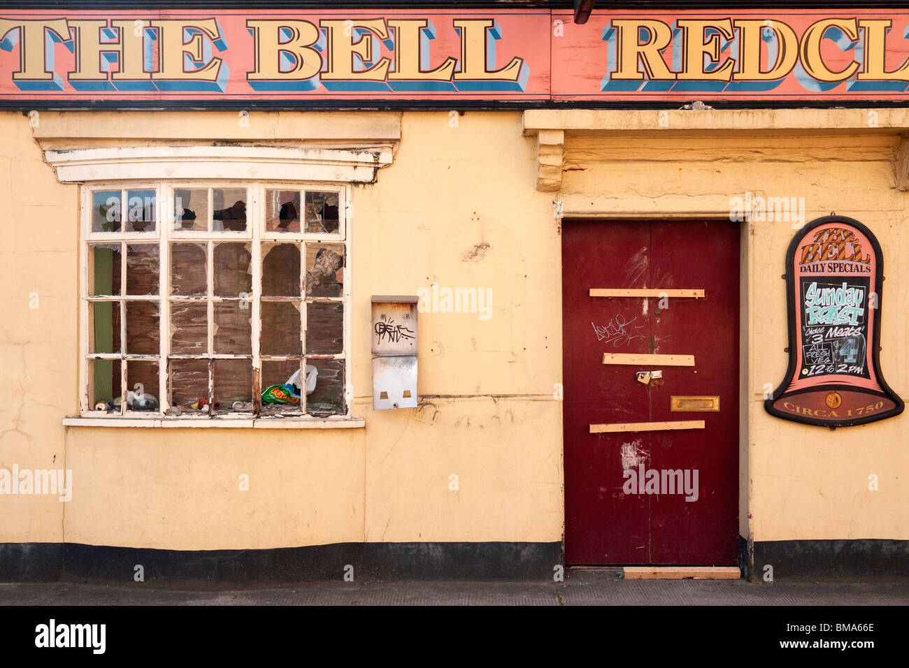 Derelict pub, "The Bell" (1752), Redcliffe, Bristol, England, UK ...