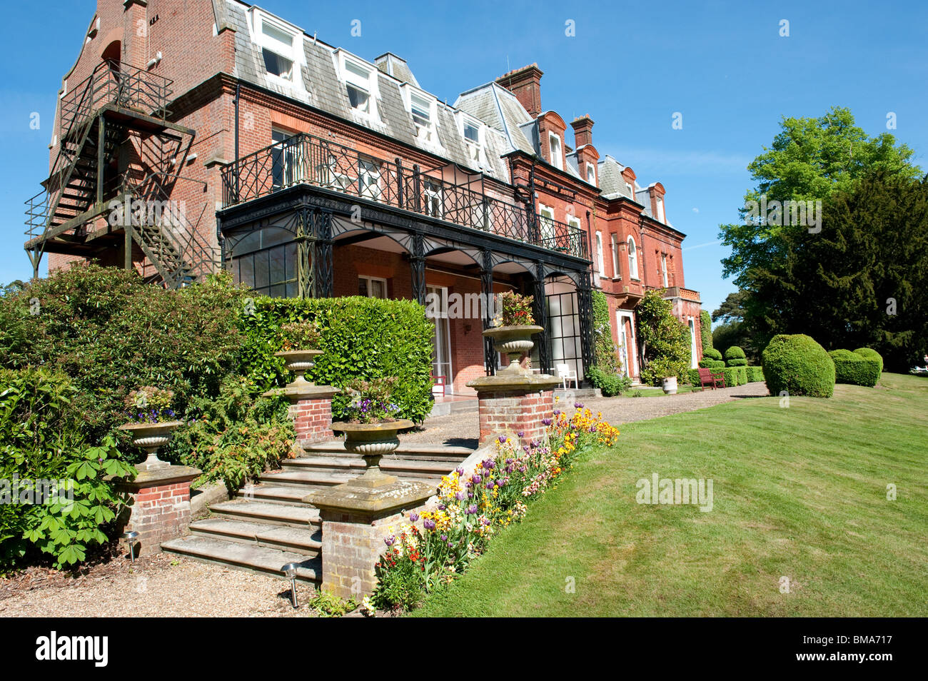 Luxury english home hi-res stock photography and images - Alamy