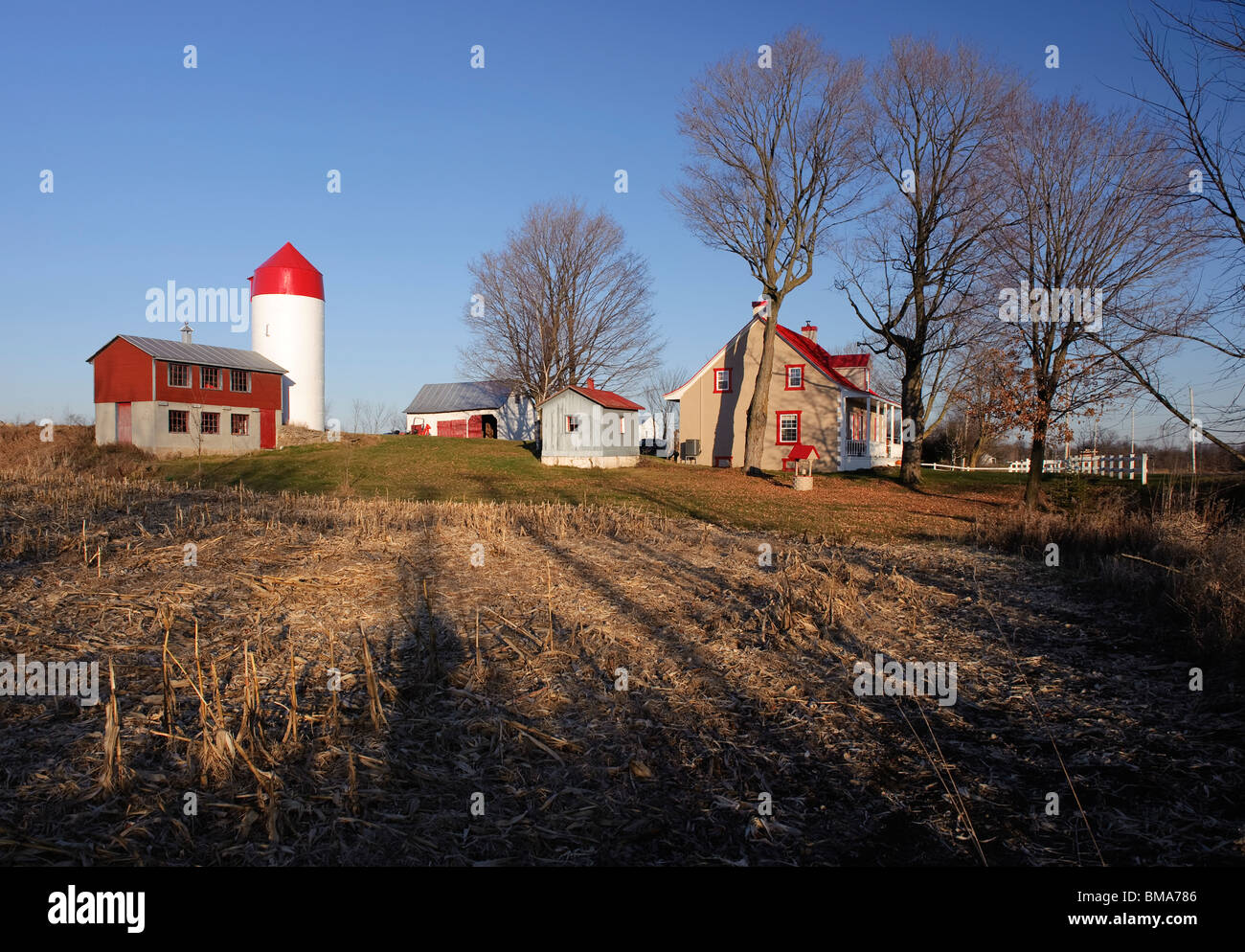 White farm house and silo hi-res stock photography and images - Alamy