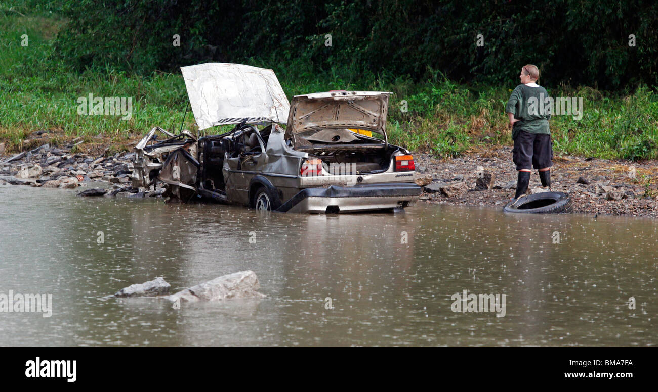 Car sinking in lake hi-res stock photography and images - Alamy
