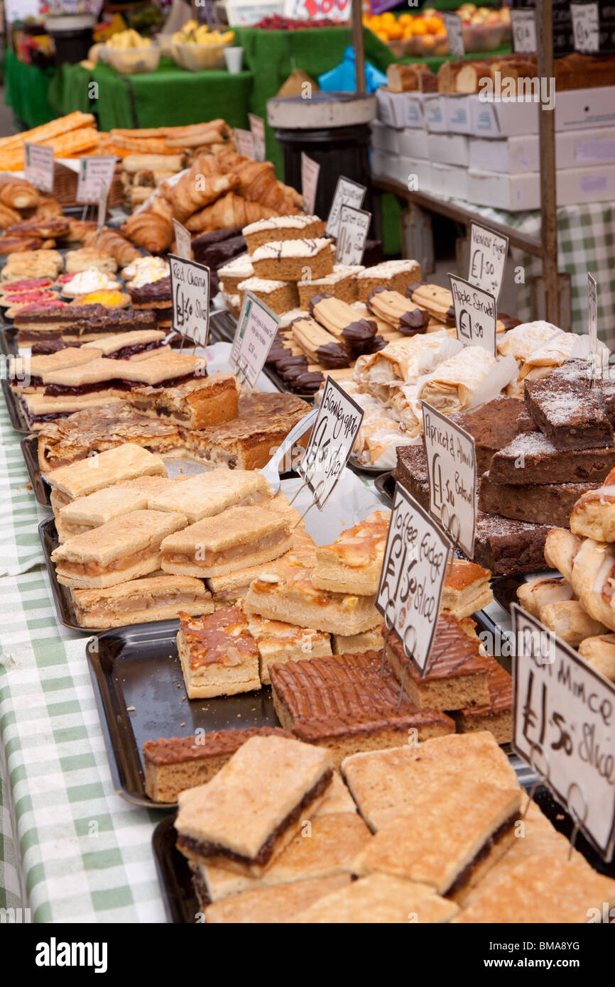 Bakery selling bread cakes hi-res stock photography and images - Alamy