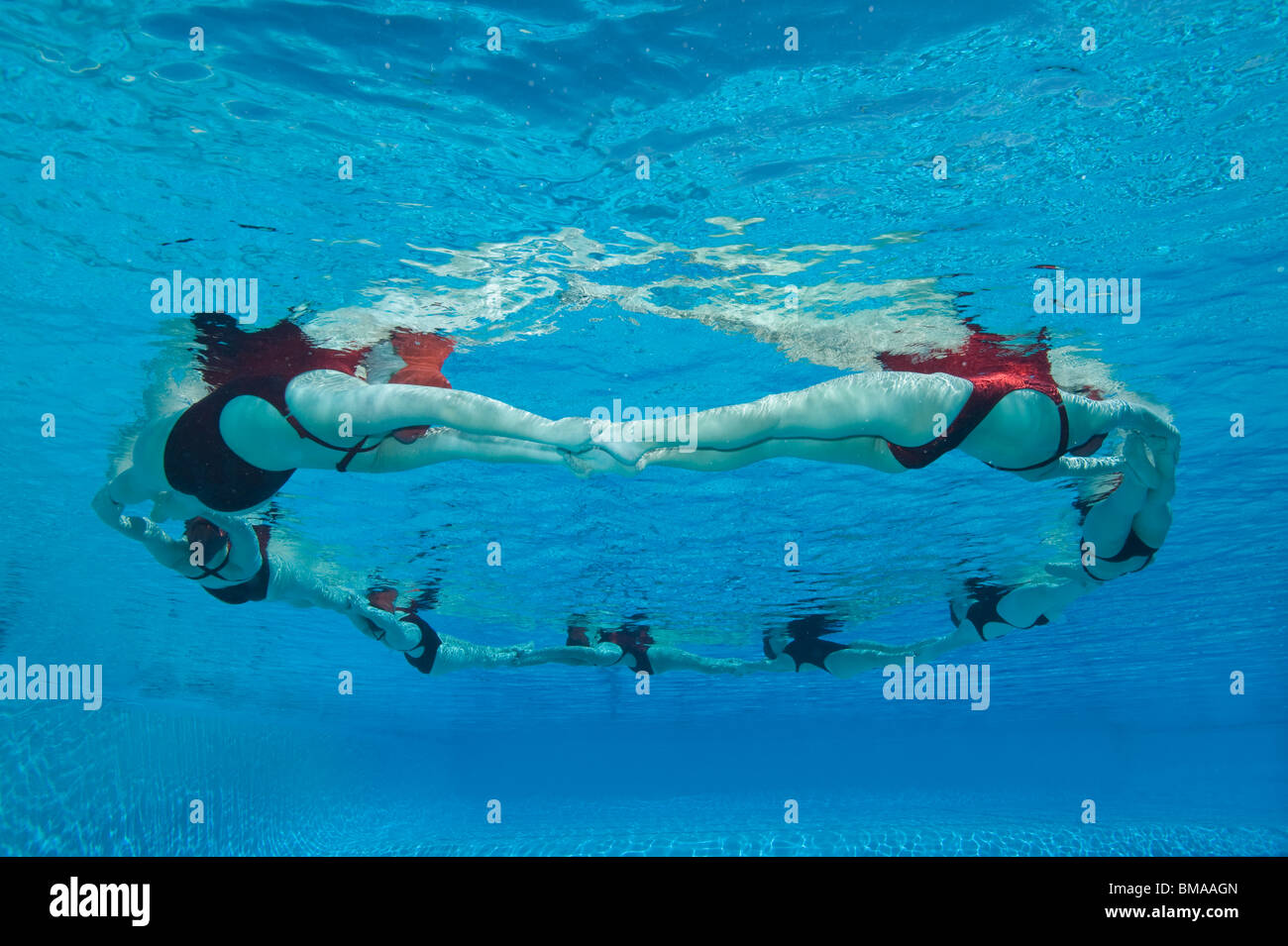 Synchronised swimmers form a circle Stock Photo - Alamy