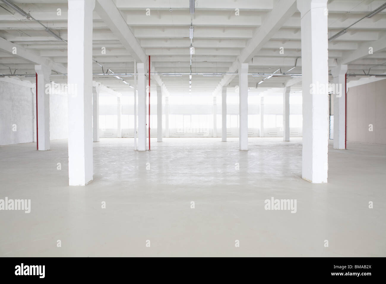 Empty warehouse hi-res stock photography and images - Alamy