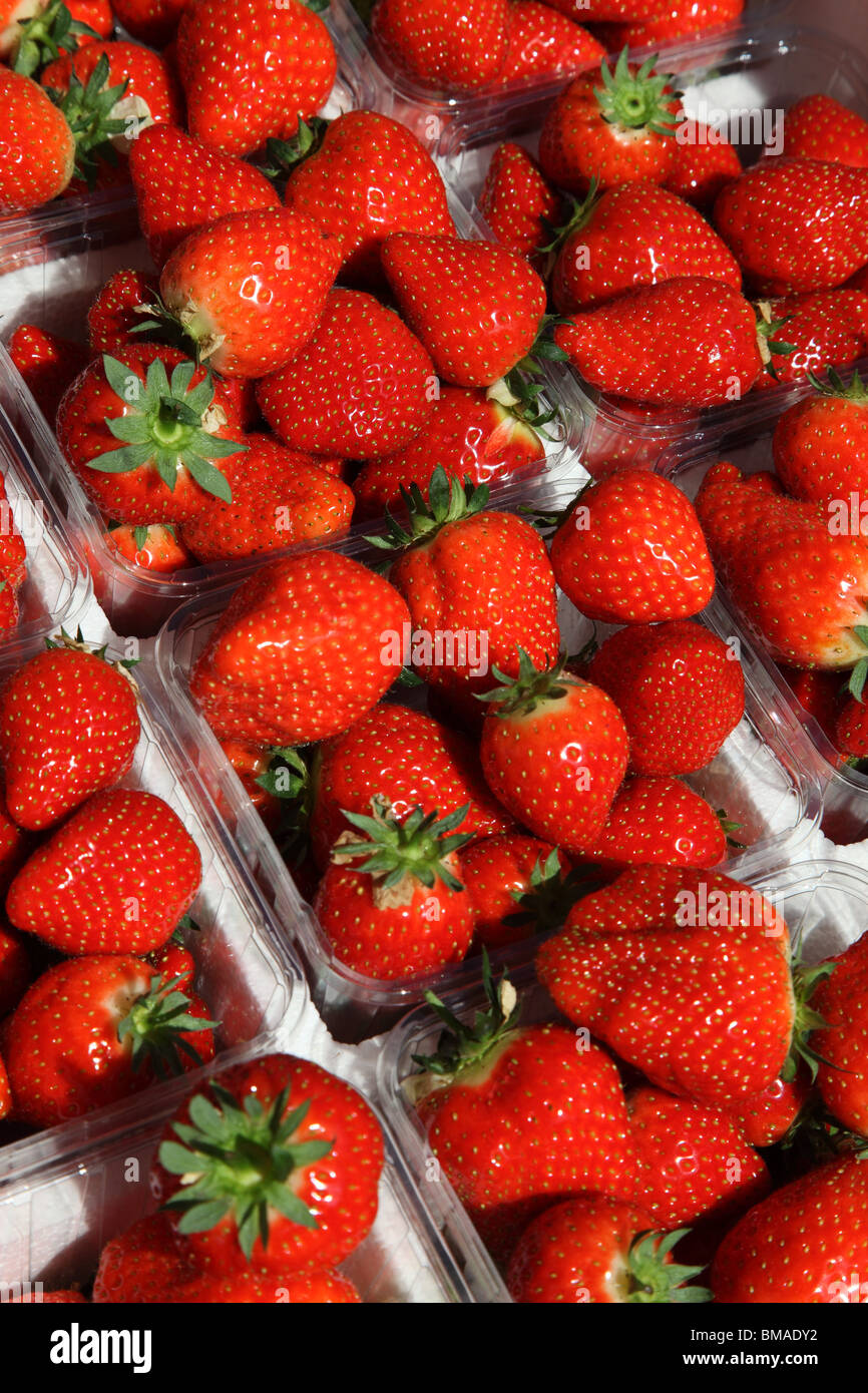 Strawberries strawberry punnet red hi-res stock photography and images ...