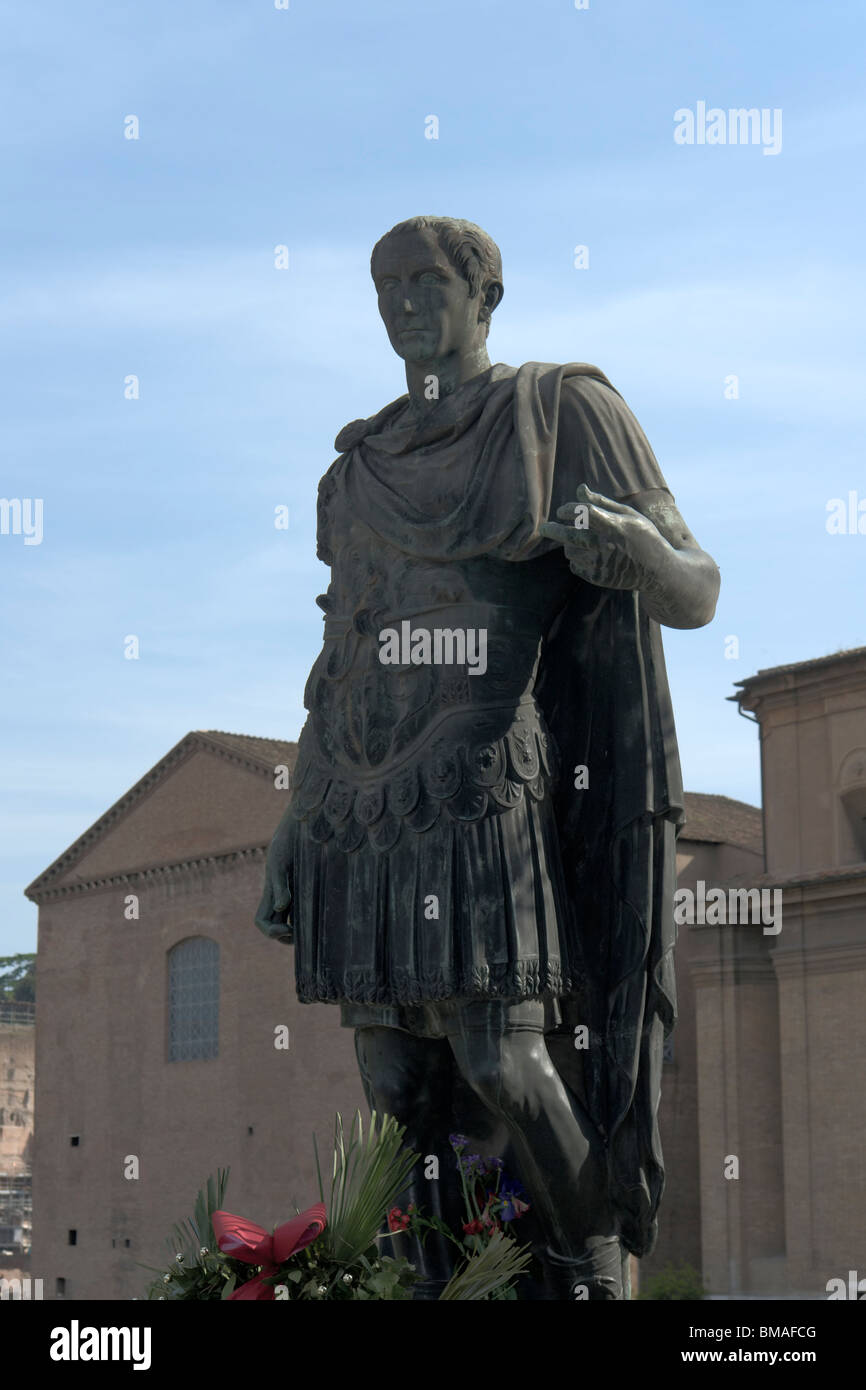Rome, Italy. Bronze statue of Julius Caesar Stock Photo - Alamy