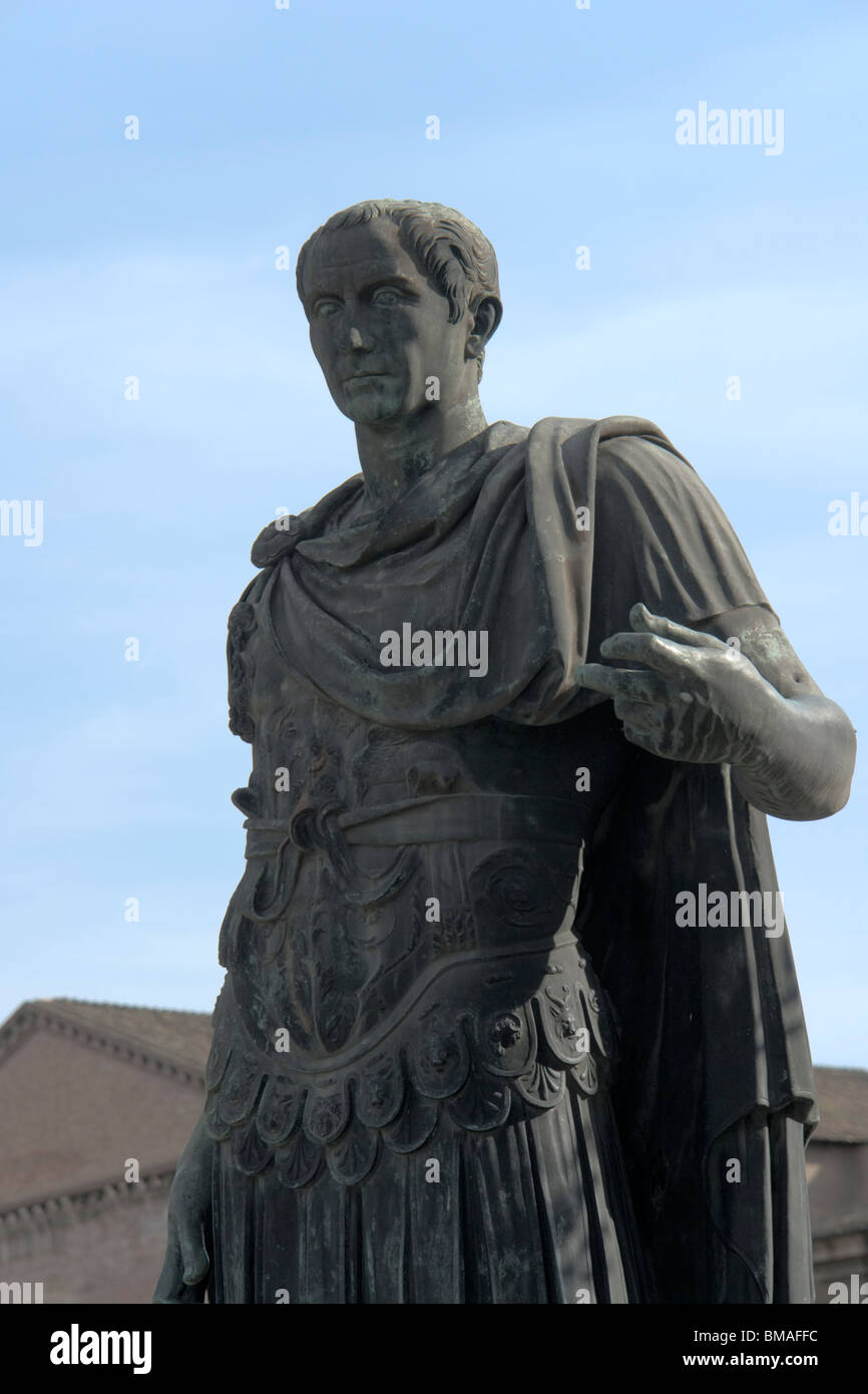 Caesar Statue Rome Stock Photos & Caesar Statue Rome Stock Images - Alamy