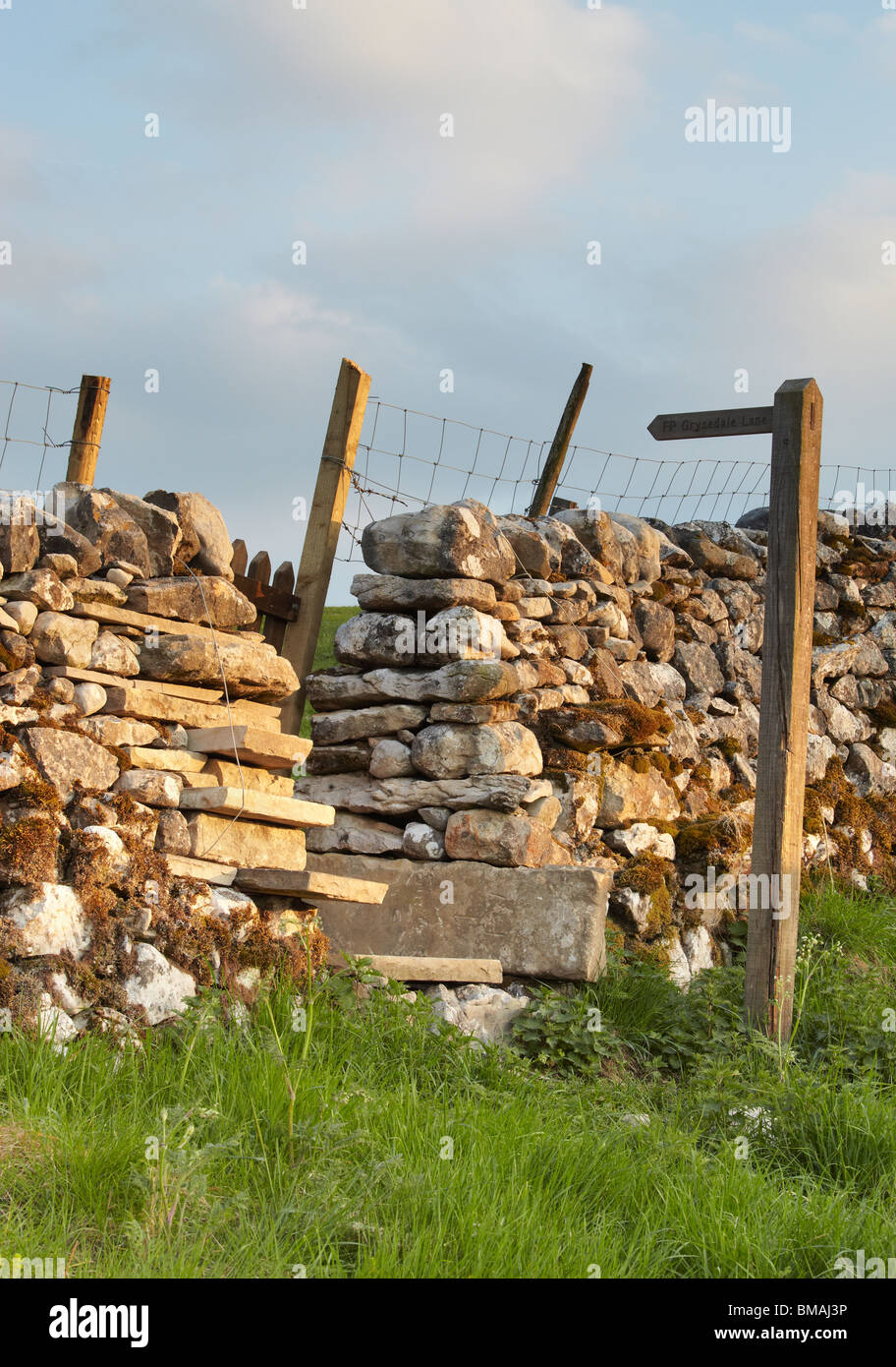 Footpath sign and renovated stile in the Yorkshire Dales, England Stock ...