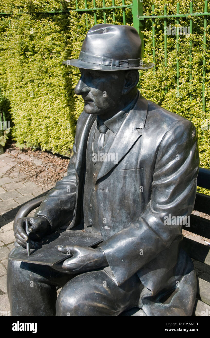 Statue of the artist L.S.Lowry at Mottram in Longdendale, Tameside ...