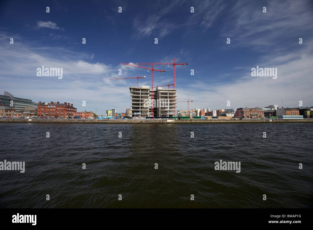 Workmen at multi storey building hi-res stock photography and images ...