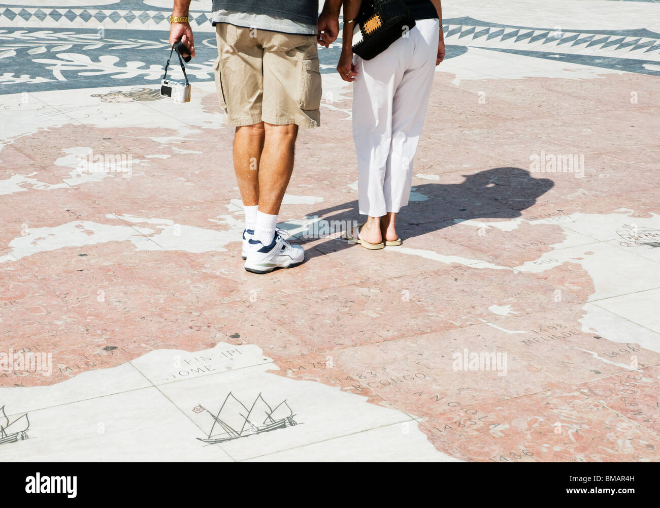Visitors to the pavement compass in front of the Monument to the ...
